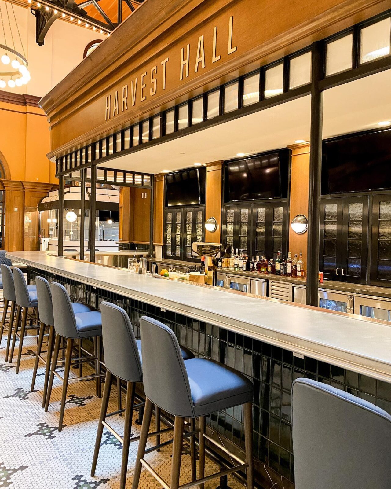 5 Ways to Design the Perfect Commercial Bar Top - La Bastille